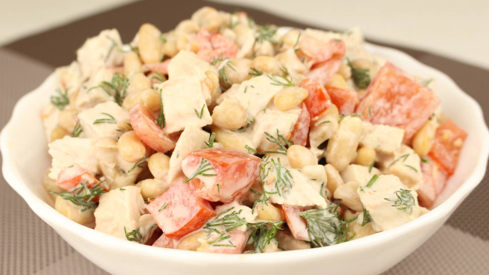 Летний белковый салат с овощами и курицей. Всего 3 основных ингредиента!