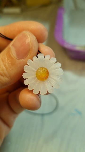 Кулон Ромашка из белого нефрита и сердолика