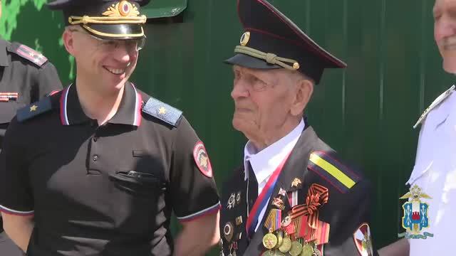 Замглавы донской полиции поздравил ветерана Великой Отечественной войны со 100-летним юбилеем