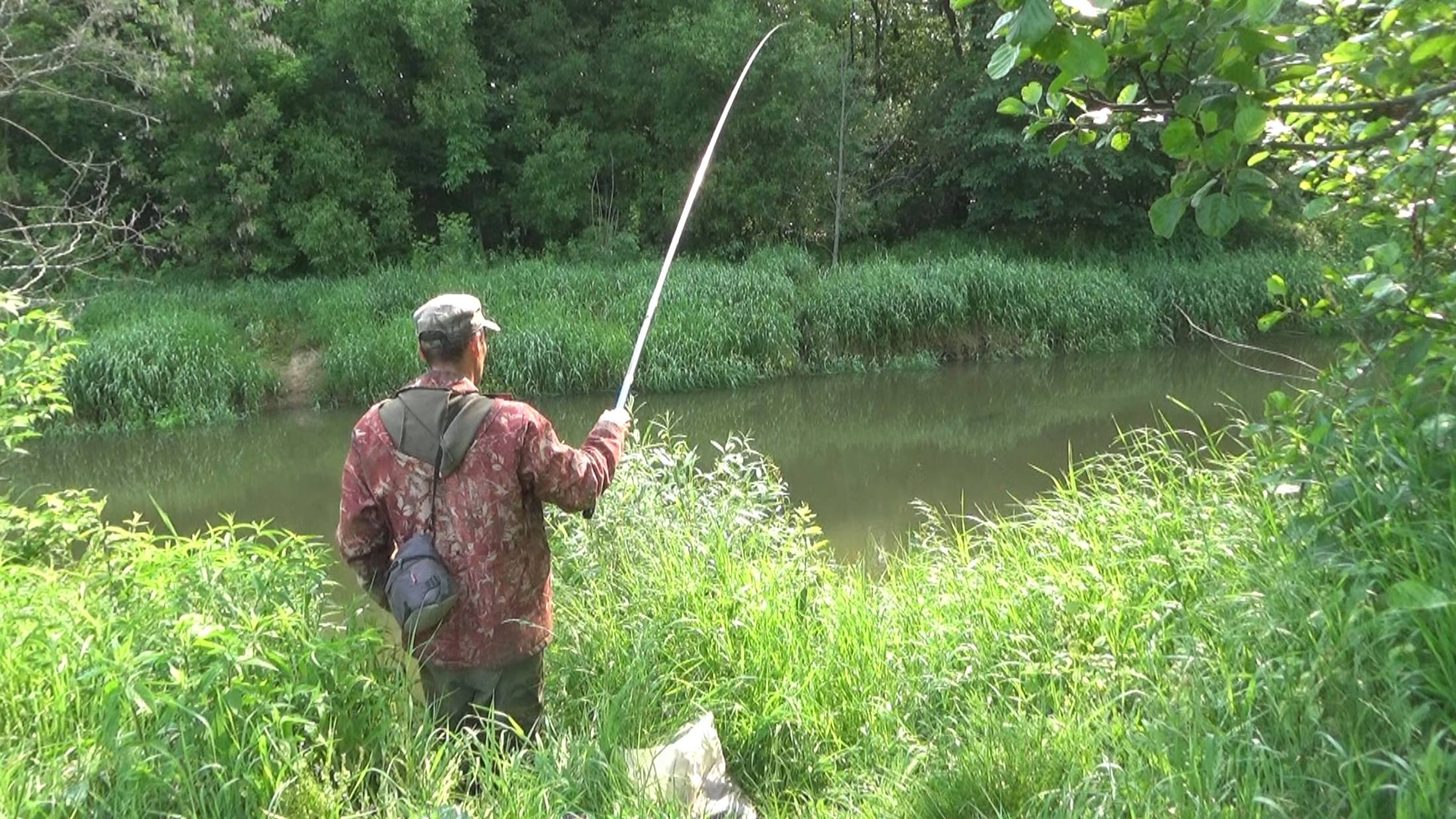 Рыбалка на удочку на малой реке - какие места самые уловистые