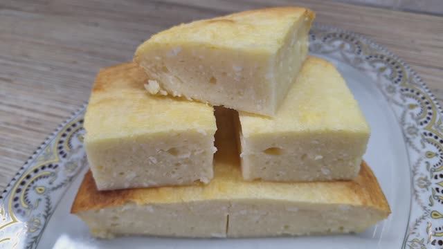 Традиционная творожная запеканка самая лучшая.