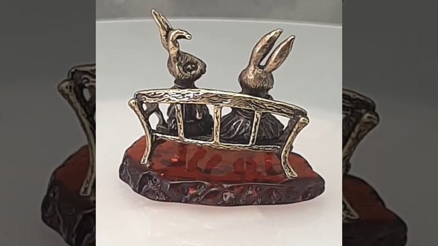 Статуэтка Зайцы на лавочке