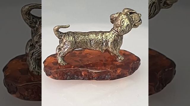 Фигурка на янтаре Такса с тапком