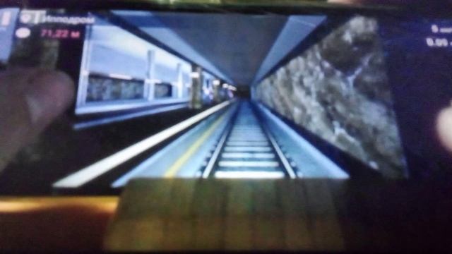 Управляю большим поездом московского метрополитена. Занимаюсь перевозкой пассажиров в метро.