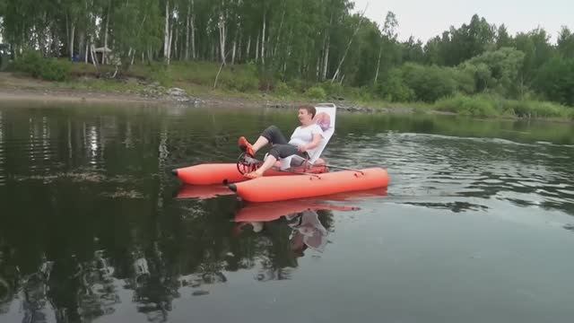 Одноместный складной катамран на надувных баллонах и оригинальным велоприводом