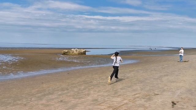 Девченки с гимнастики на берегу Белого моря закрытие сезона 29 мая 2025