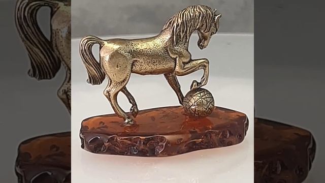 Статуэтка на янтаре Цирковая лошадка