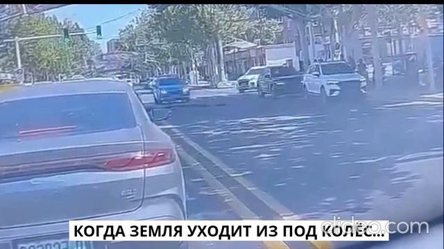 Автомобили проваливаются на дороге