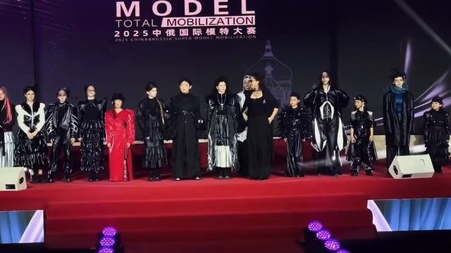 Награждение китайского дизайнера после показа с русскими моделями.