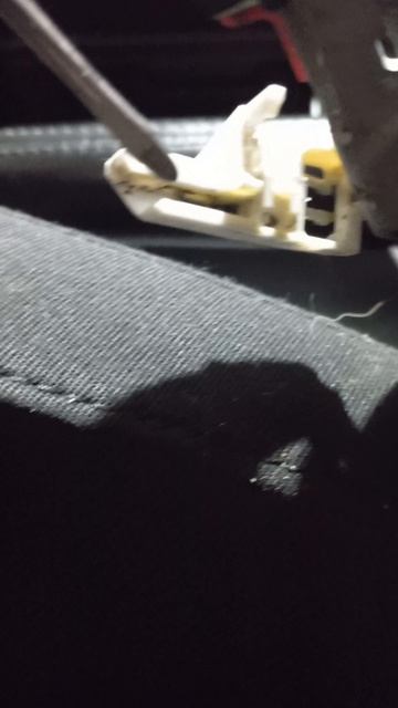 VW ремень пристегнут, а индикация горит