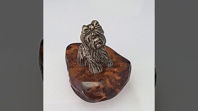 Фигурка на янтаре Маленький терьер