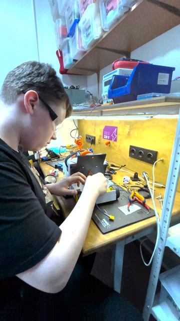 Проект юного инженера: Мобильный манипулятор