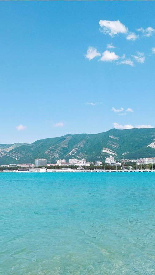 Геленджик. Центральный пляж. Воздух +26°, вода +22°