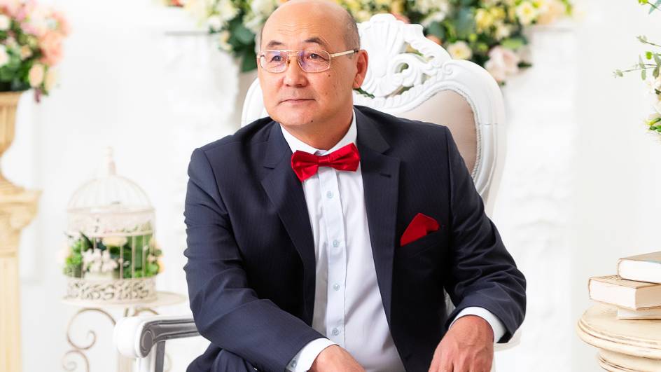 Амандык Курманбаев. Salut. Привет. Подпишитесь на канал.