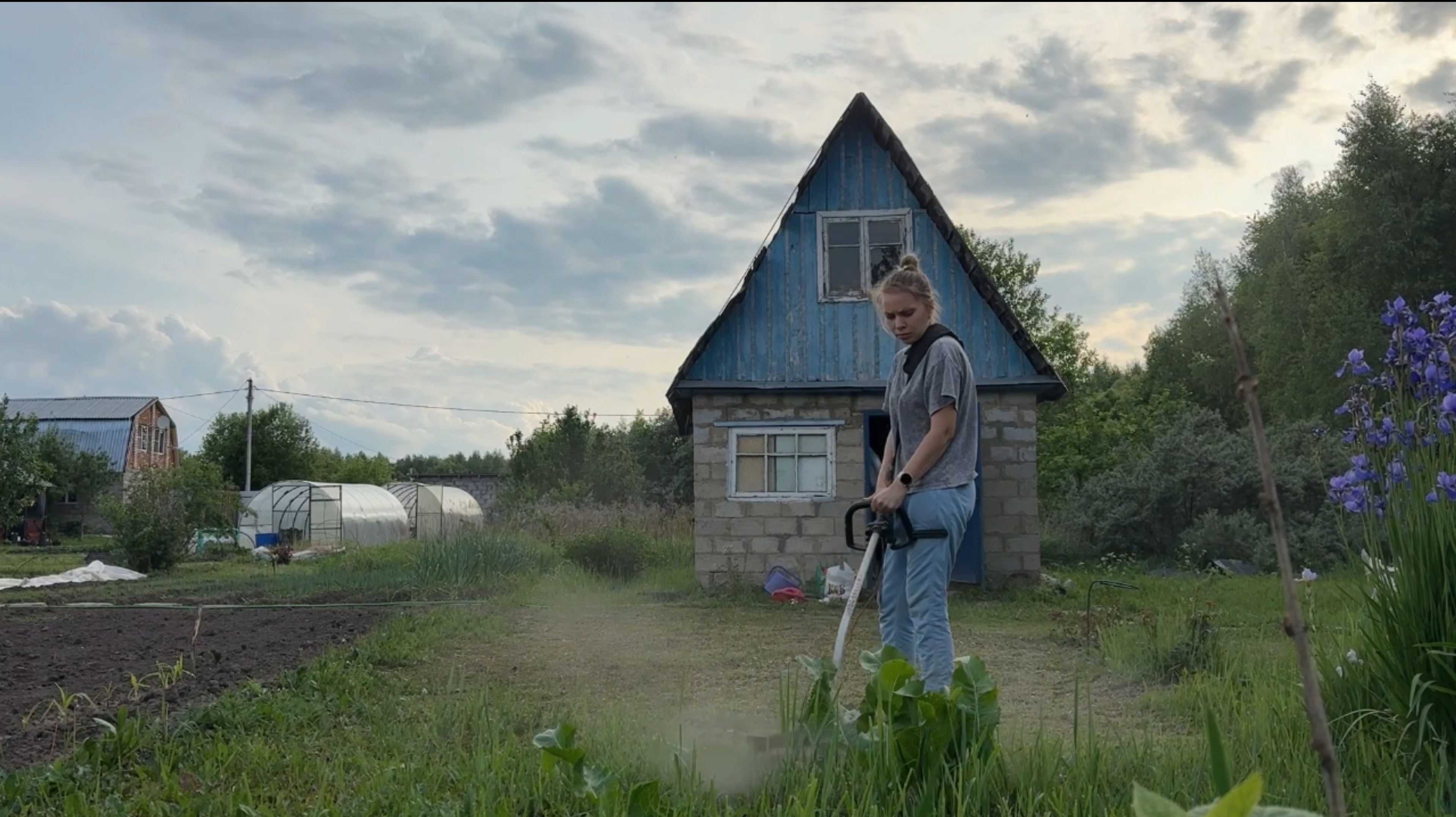 ДАЧА 06.06.25 СКОСИЛА ТРАВУ В ЦВЕТНИКЕ