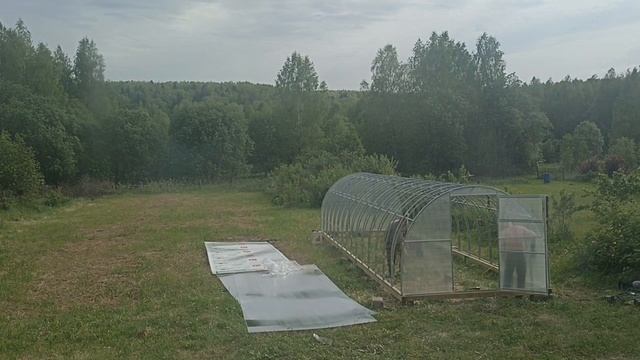 Поставили мне очередную теплицу Радуга (двойная дуга 25*25). В этот раз 10 метров.