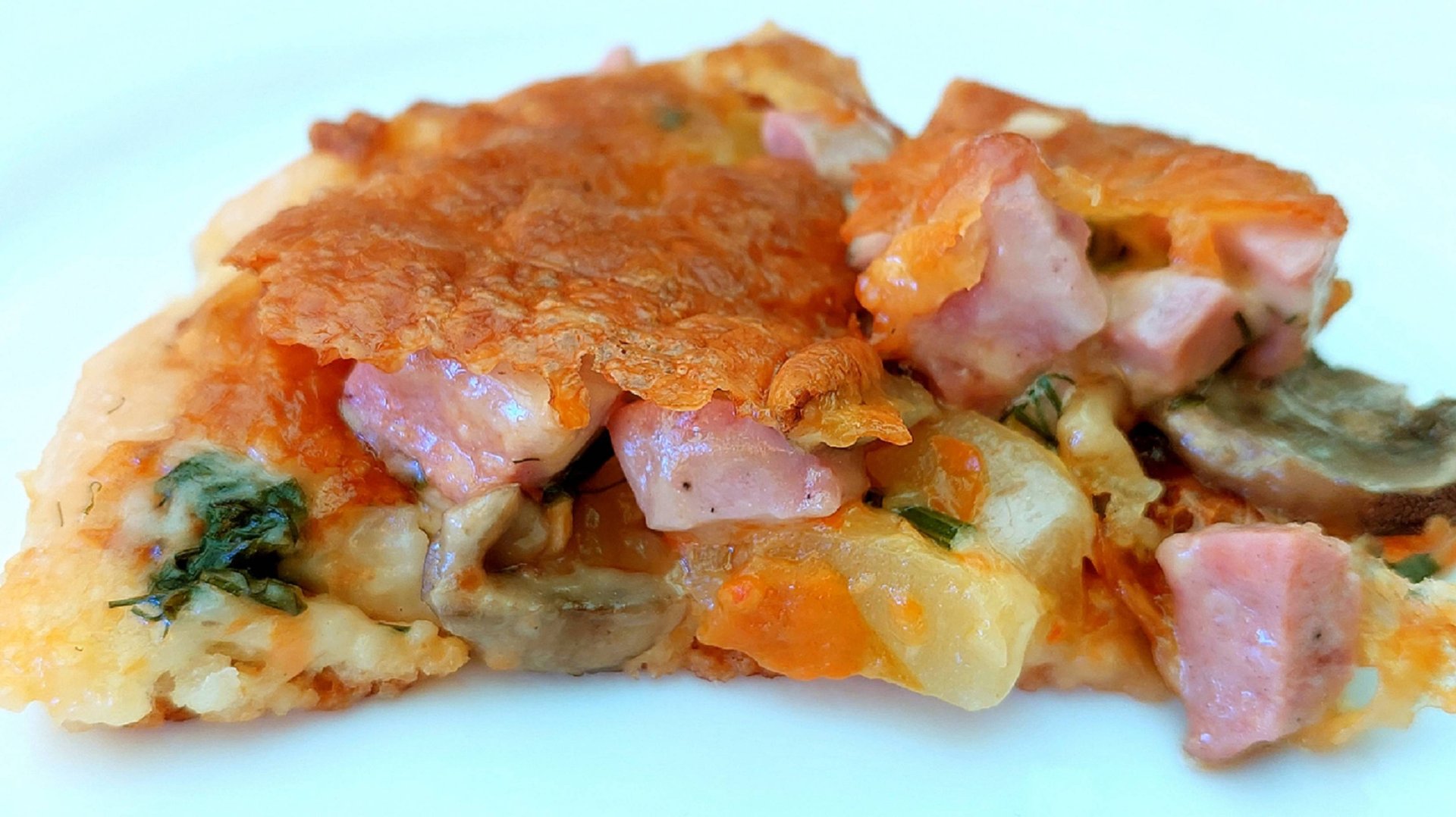 Открытый пирог с сочной начинкой. Радует каждый кусочек.