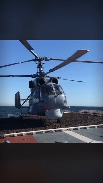 Посадка вертолёта на палубу во время сильной качки 🇷🇺