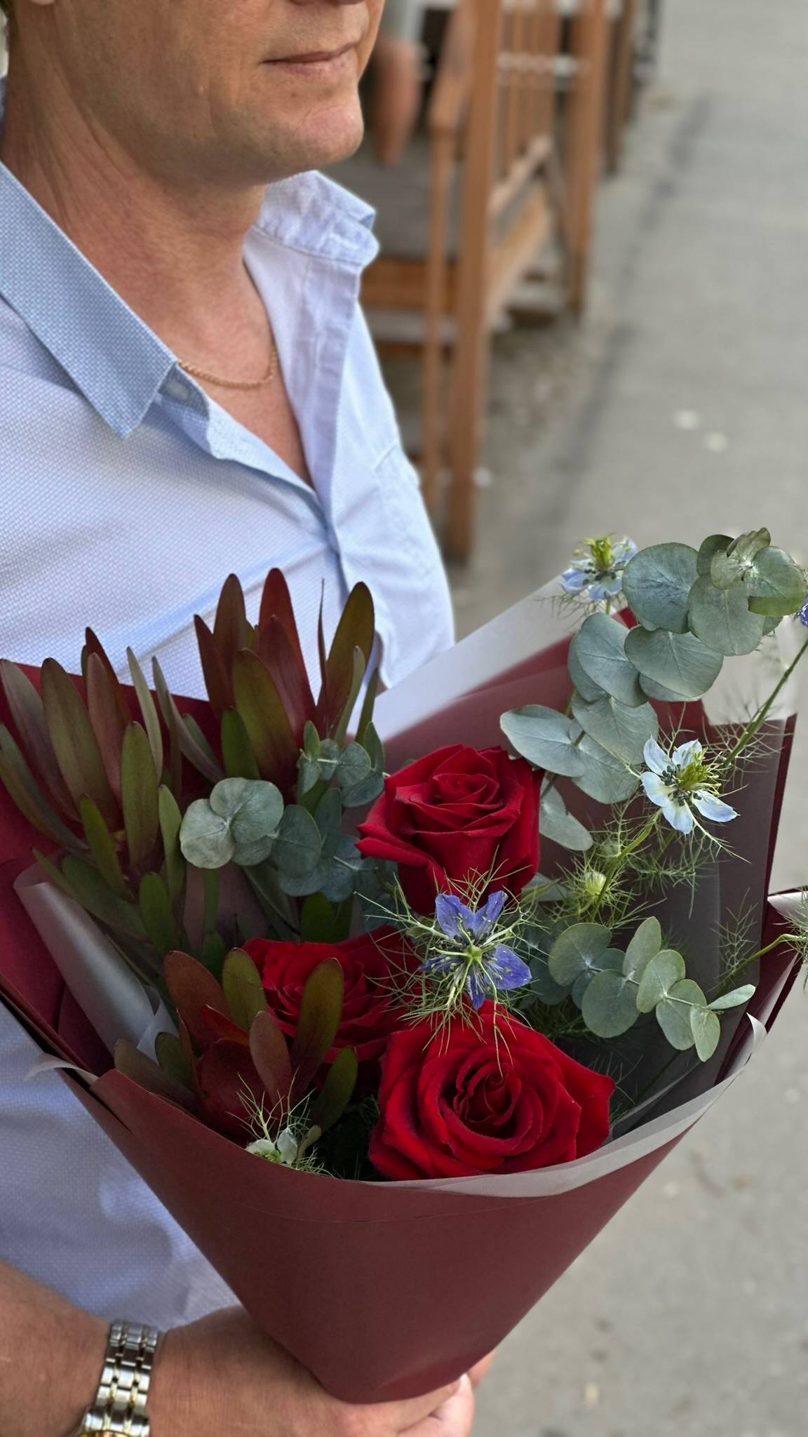 Сборный букет с розами «Бордовый акцент» обзор букета