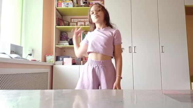 Танец под песню "Кеды цвета малины"