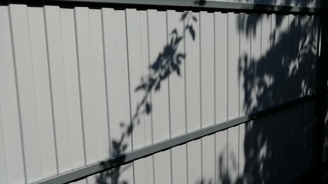 Монтаж забора, бюджетный вариант.