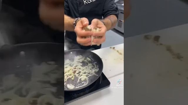 Паста с купатами и грибами