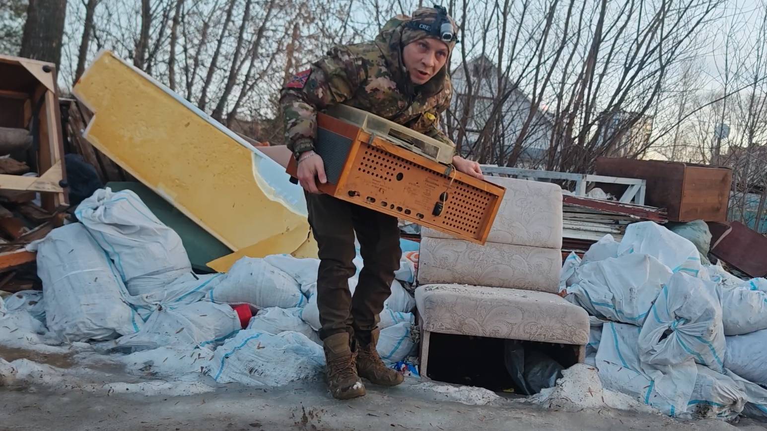 Весна - на свалку стали выбрасывать старинную радиотехнику.