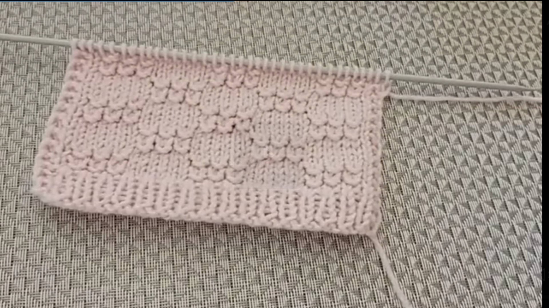 Красивый плотный узор спицами поворотными и круговыми рядами.