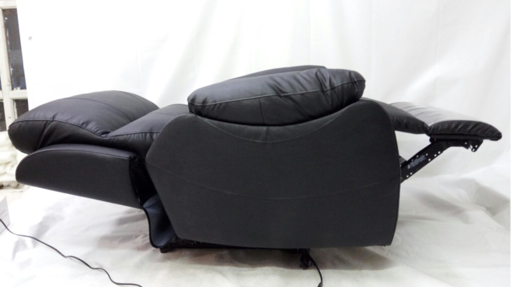 Кресло-реклайнер для наращивания ресниц в экокоже Cordova Negro