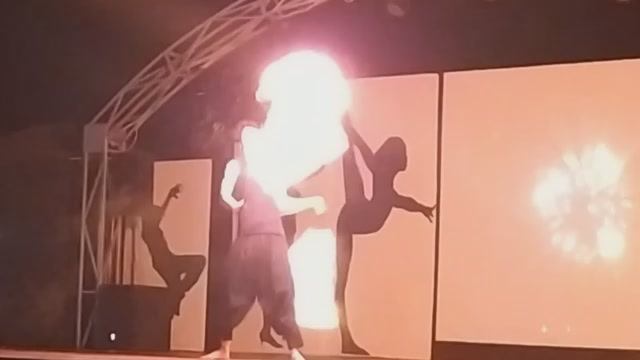 шоу огня, факир в Тропитель Сахль Хашиш (Tropitel Sahl Hasheesh) Хургада Египет