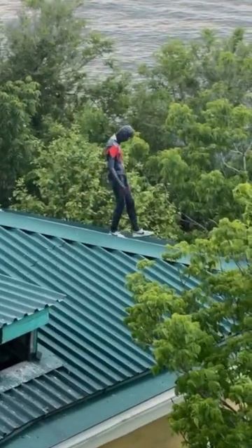 Владивостокский супергерой: кто скрывается за маской человека-паука на улицах города?