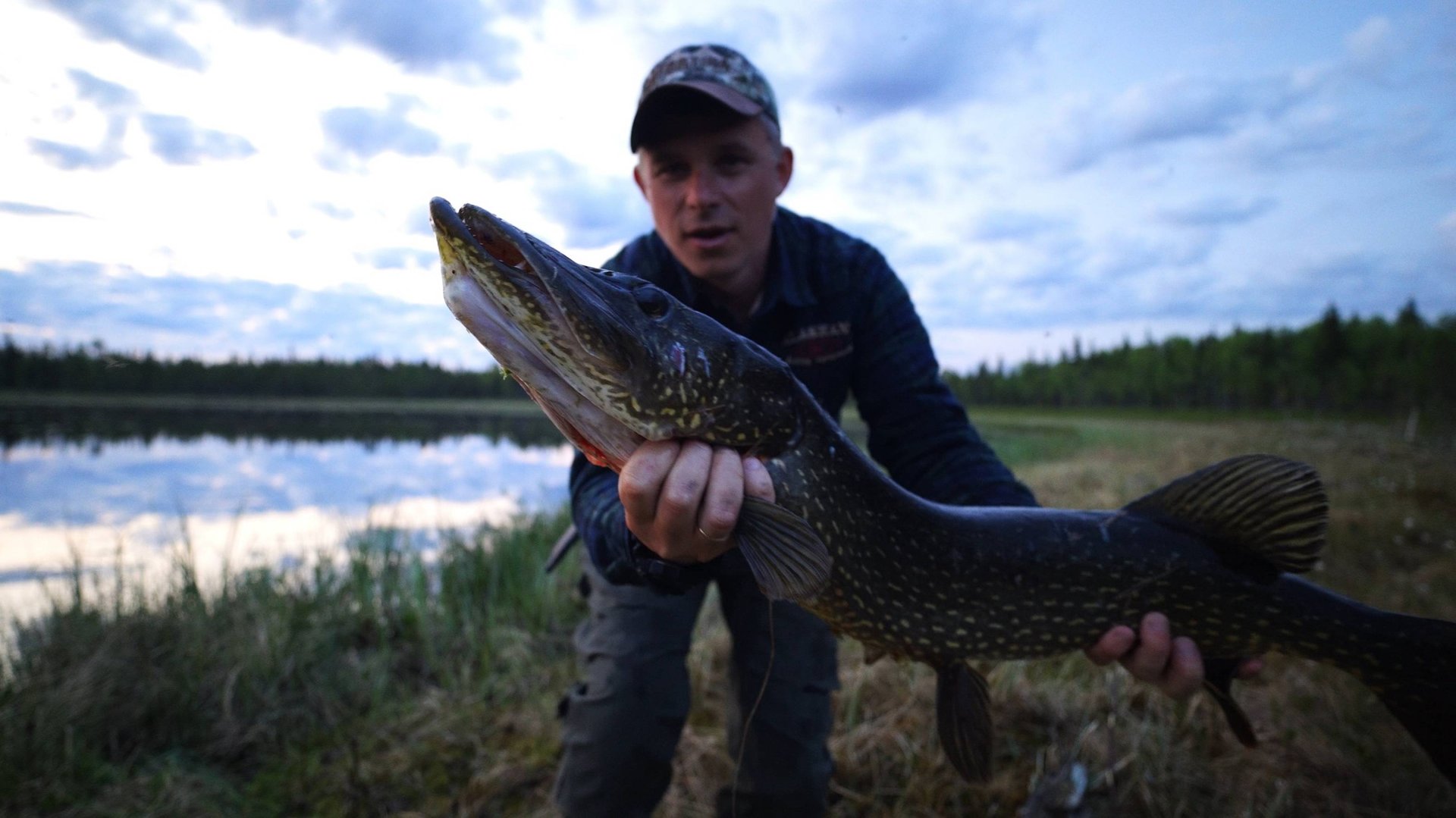 Наловил крупной щуки, еле вынес. 24 часа без отдыха в тайге.