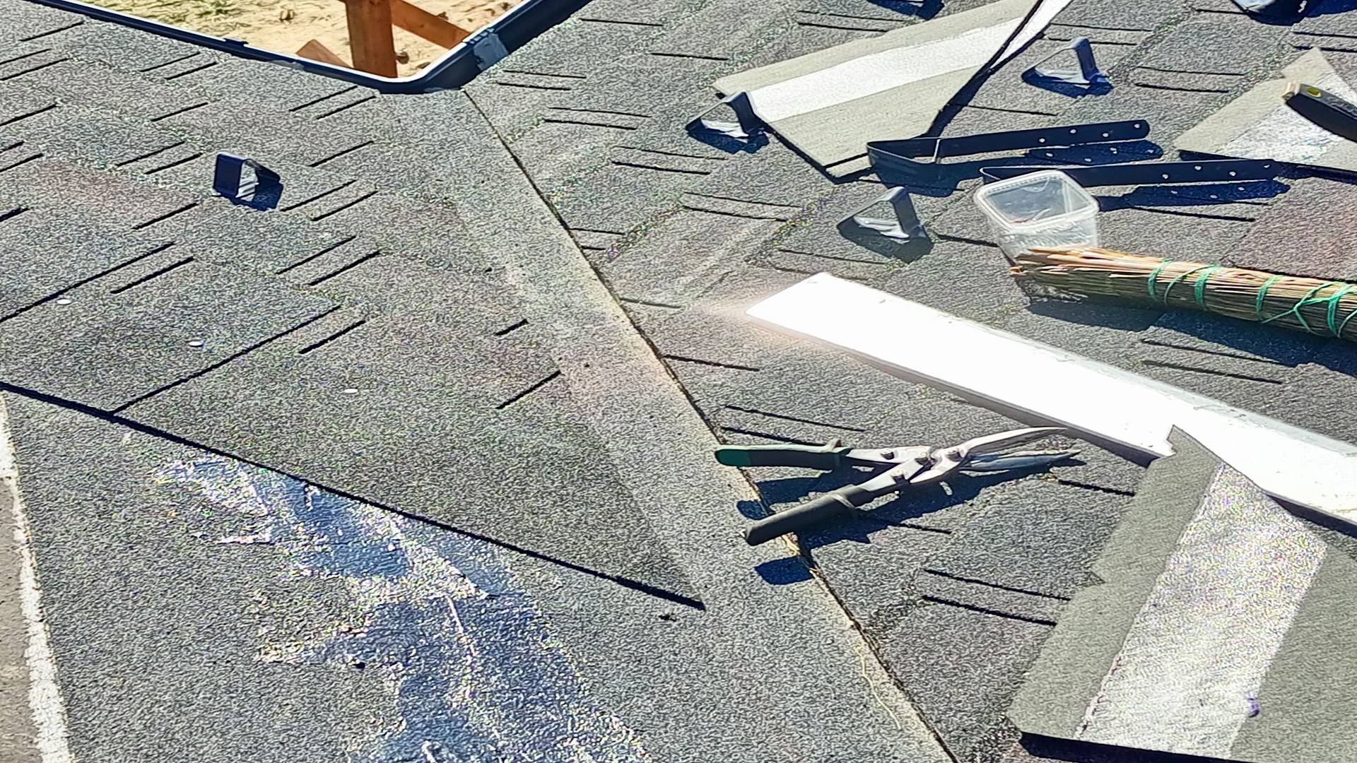 Чем лучше всего резать гибкую черепицу при укладке? Проверенные решения