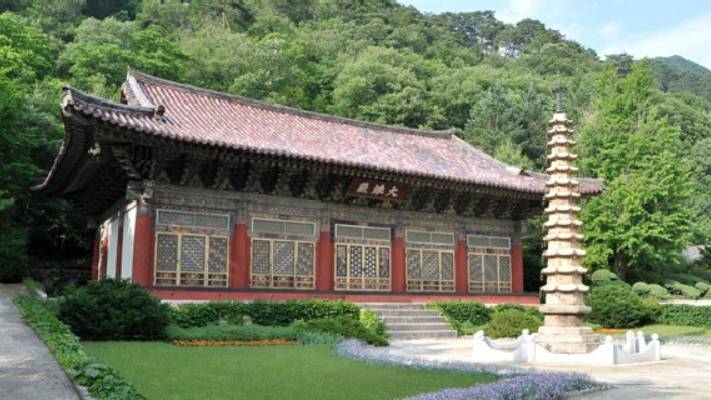 묘향산 보현사. Буддийский храм Похён в горах Мёхян.