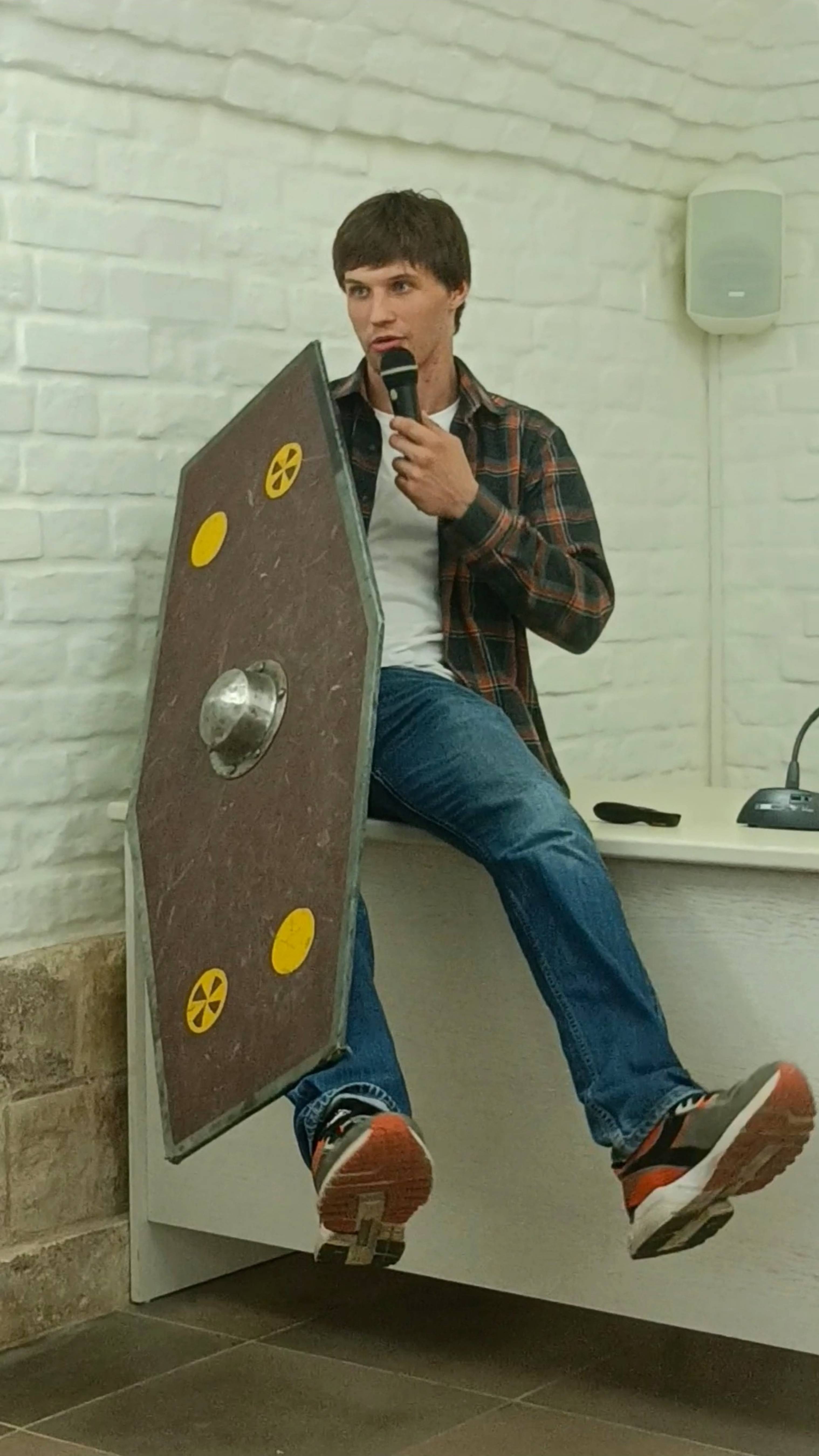 На лекции Е.А. Баженова (РГГУ) про "варварский" щит у римлян...