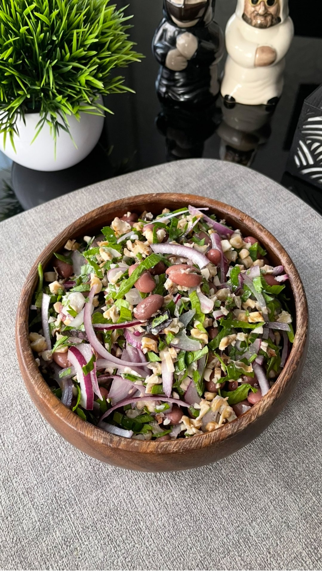 Грузинский салат с фасолью, орехами и зеленью