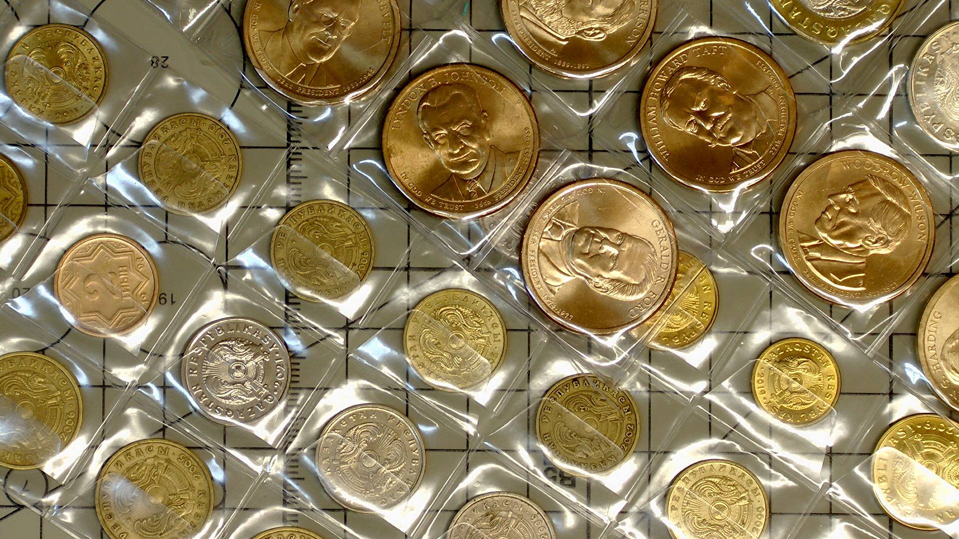 Распаковка посылки с монетами.