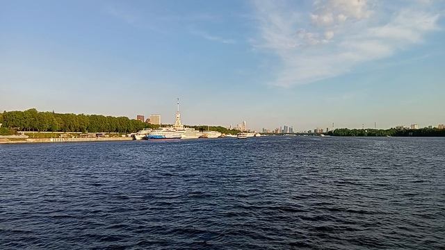 Северный речной вокзал Москва. Прогулочный теплоход с причала речного вокзала в Химкинское водохрани