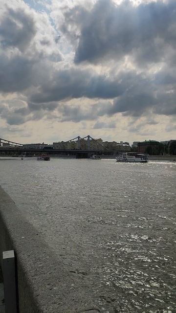 Крымская набережная. Москва река