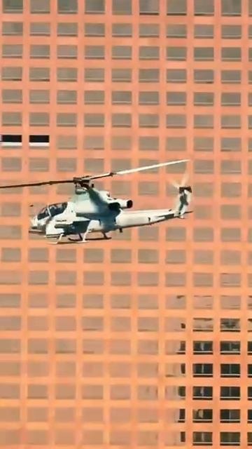 Всё нормально. Просто ударный вертолет AH-1Z выискивает цели для удара на улицах Лос-Анжелеса.