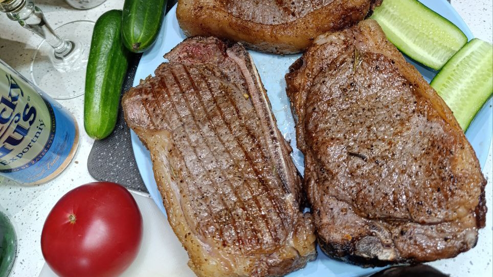 Вкуснейшая говядина с овощами .Всё выкладываем и в духовку на 45 минут .