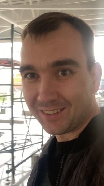 Строим автосалон - панорамные окна и секционные ворота.