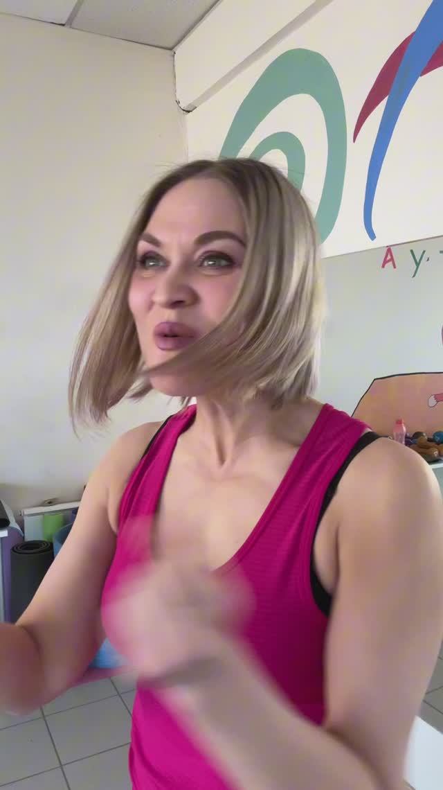 КОГДА ТРЕНЕР ПРИГОТОВИЛ УПРАЖНЕНИЯ НА ЯГОДИЦЫ