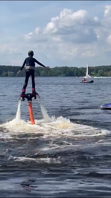 Полет на флайборде в Москве для новичков: Экстремальные развлечения Агентства Экстрима АХАА