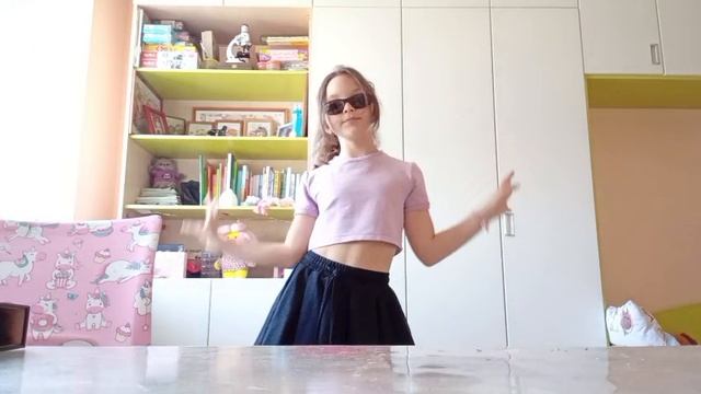 Танец под песню "TRALALELO TRALALA"