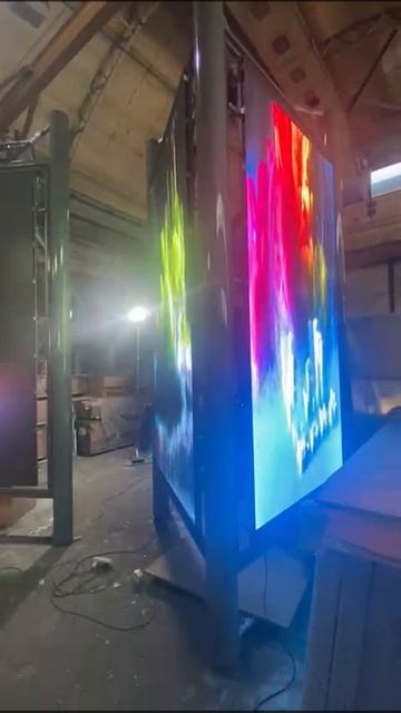 пиллар с экранми на сборке_видео