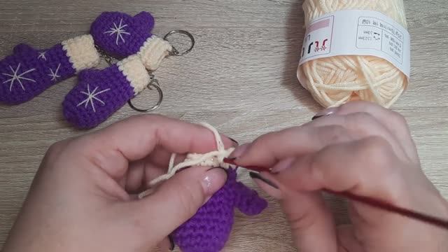 МК брелок новогодние рукавички