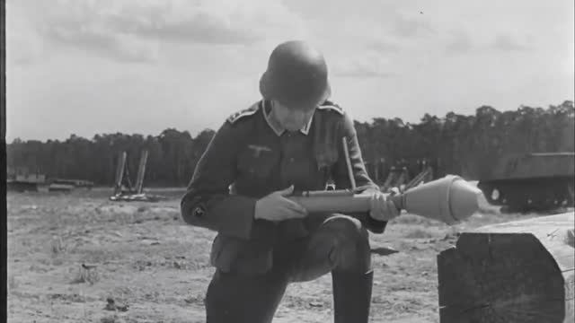 Демонстрация работы по бронеплитам немецких Panzerfaust и Panzerschreck. 1944