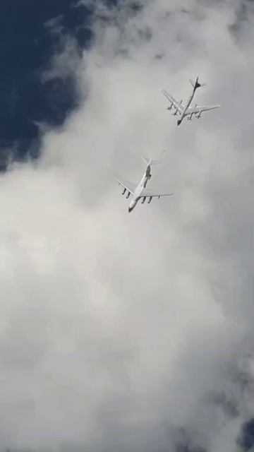 Заправка Ту-95МС с борта Ил-78. Вид сверху.