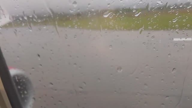 Взлёт Самолета в Дождь из Аэропорта Хомутова 🛫